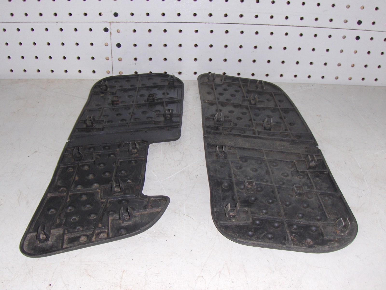 JOHN DEERE L 130 A LAWN & GARDEN TRACTOR FOOT RESTS | eBay
