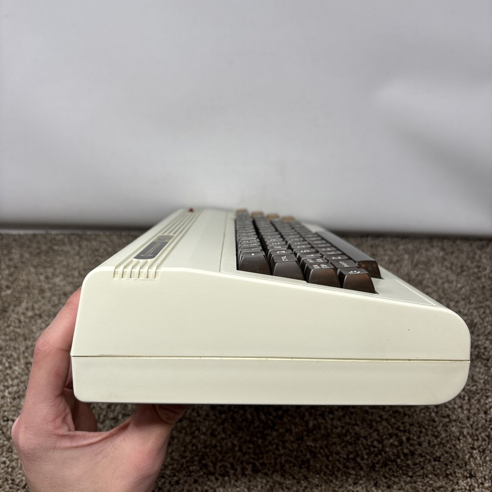 Commodore Vic-20 Computer - w/ PET Keys - Works Great Low Serial Number ...