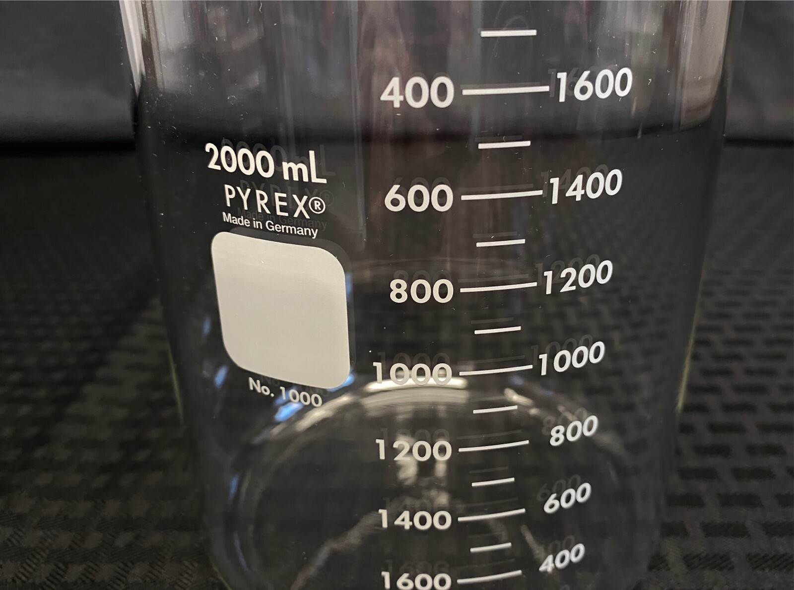 Pyrex Glass 2000mL Low Form Graduated Griffin Beaker w/ Spout Chipped ...