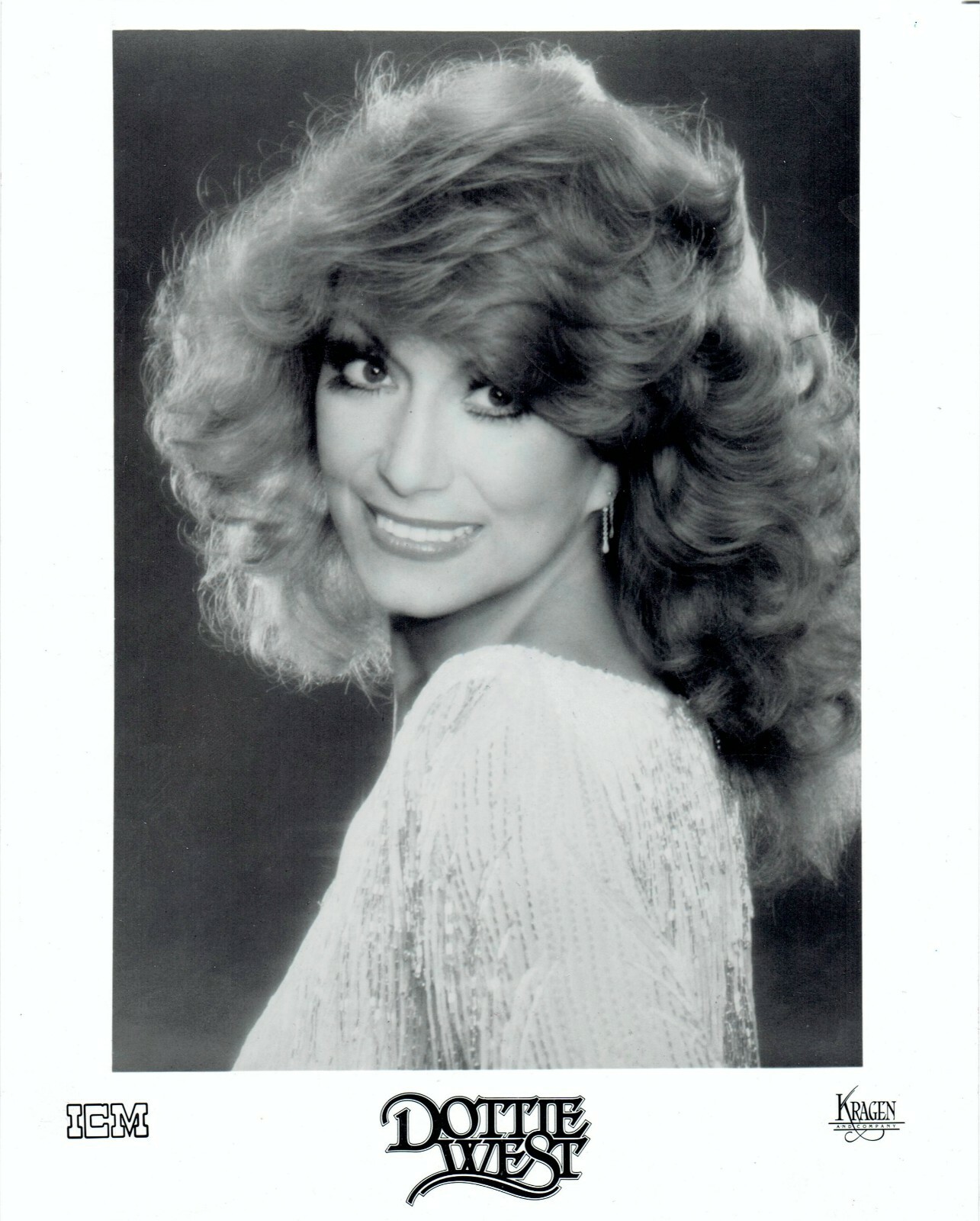 1981 Press Photo Beautiful Country Singer Dottie West poses for ...