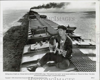 1976 Press Photo Actor David Carradine as Woody Guthrie in "Bound for ...