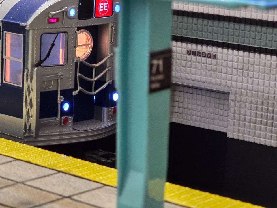 NYC MTA subway station set pillars signs trash can Bench O scale Mth or ...