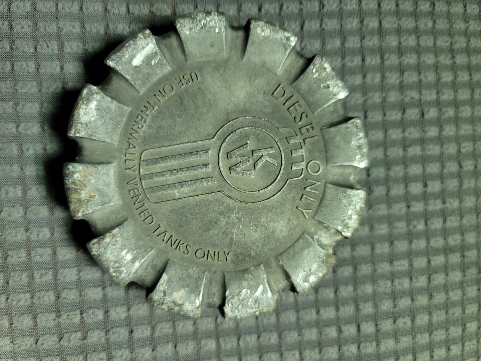 NEW GENUINE KENWORTH LOGO NON - LOCKING 3.5' | Grelly USA