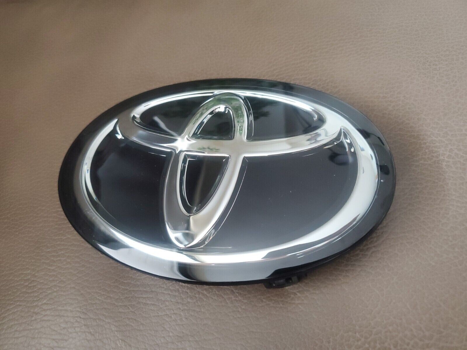 Toyota Highlander 2020 2021 2022 Front Grille Emblem Logo Radar OEM ...