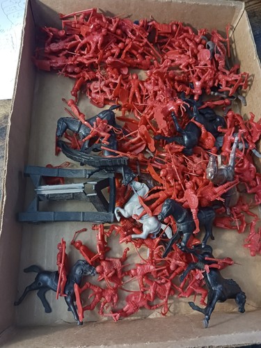 HUGE LOT OF MPC TOY SOLDIERS. KNIGHTS, HORSES, CATAPULT. READ. PLAYSET ...