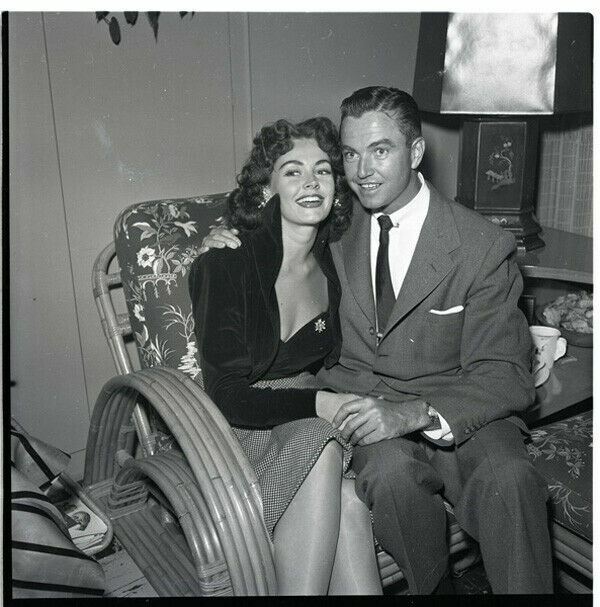 Barbara Darrow Richard Clayton embrace Original 2.25 x 2.25 B/W ...