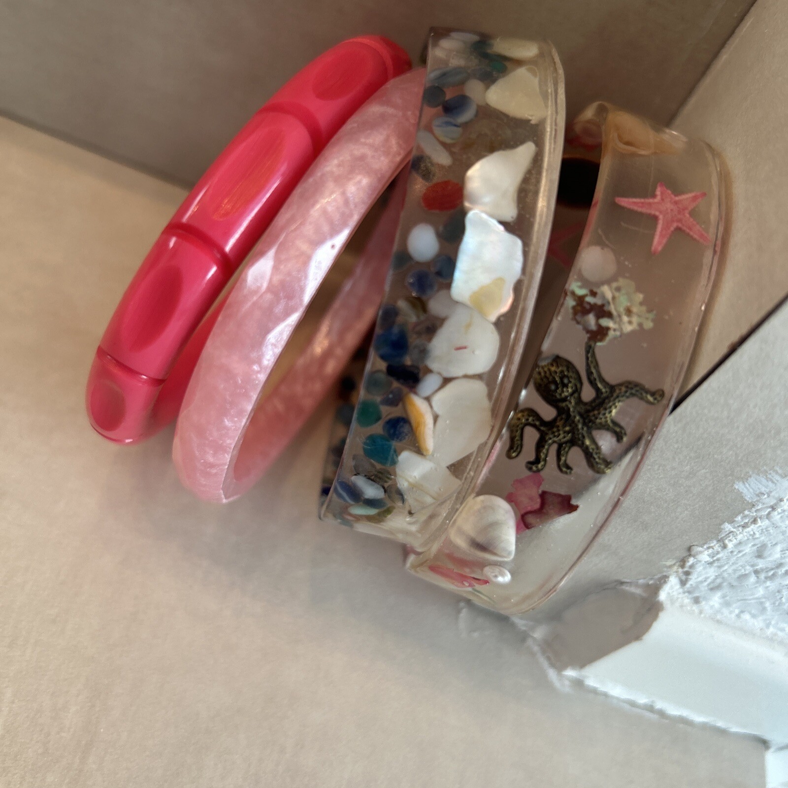 LUCITE ENCASED & CARVED SEASHELLS & SEA-LIFE W/ SEA-… - Gem