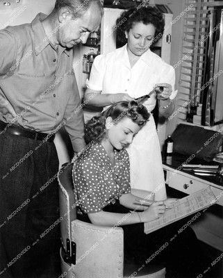 crp-18485 1943 Janet Blair & hairdresser Helen Hunt buy war bonds ...