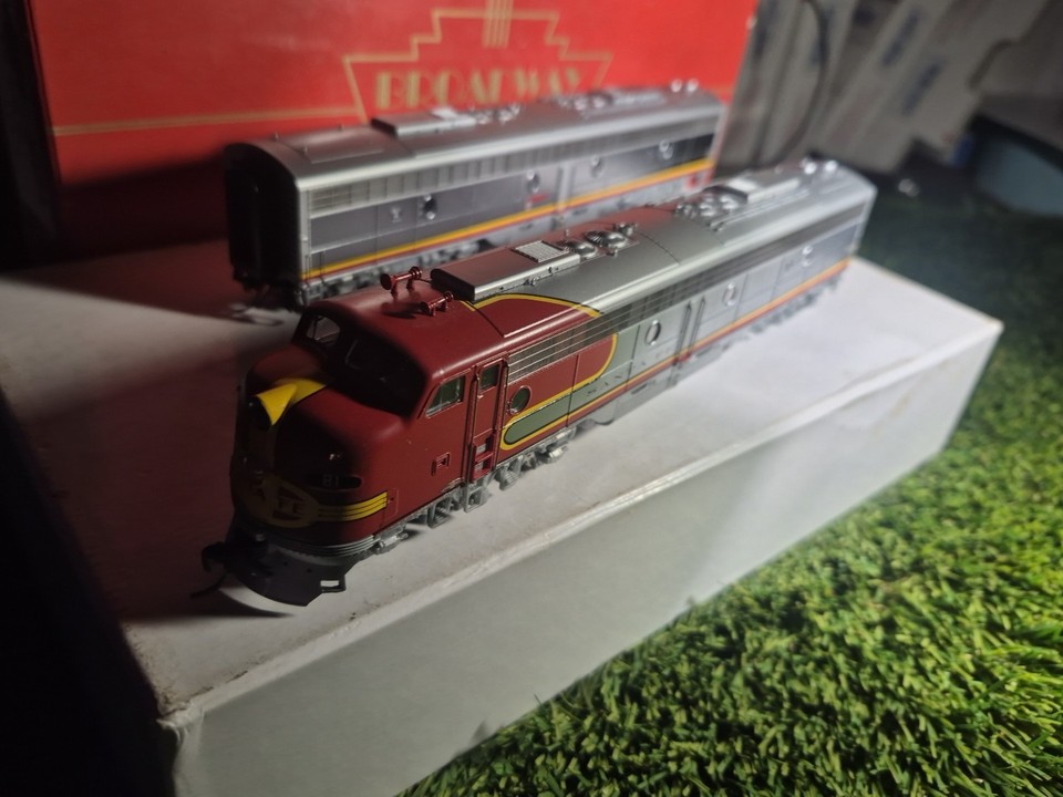 Broadway Limited 441 HO ATSF E8 Powered AB Diesel Locomotive Set (JF39 ...