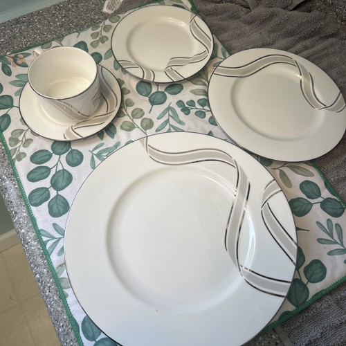 Kate Spade New York LACEY DRIVE 5 Piece Place Setting NEW IN BOX ...