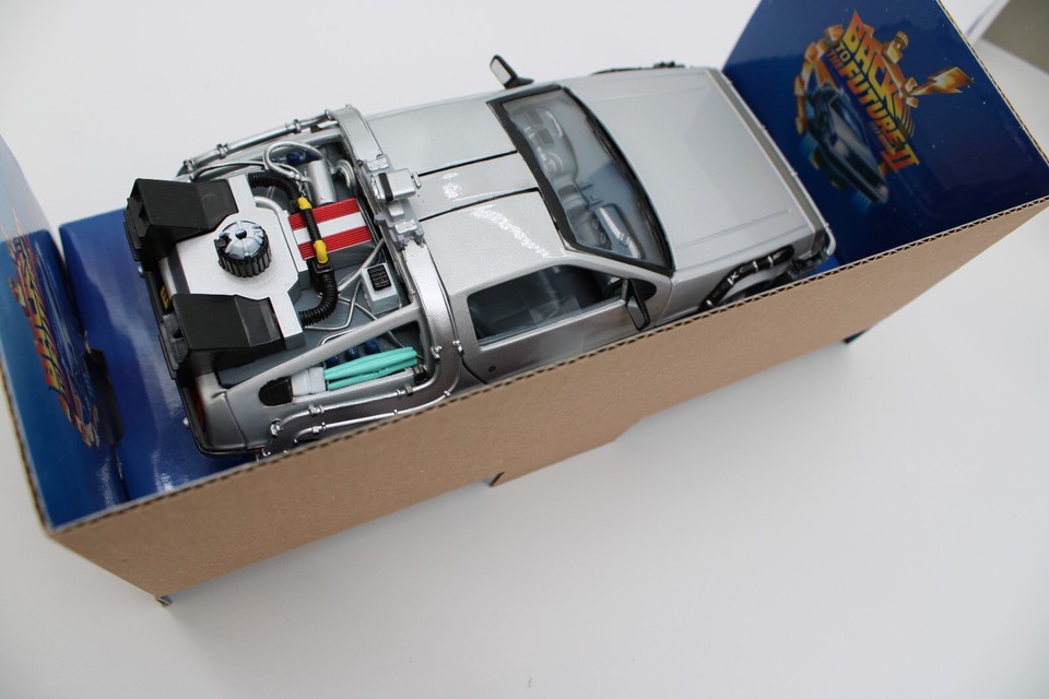 DeLorean Time Machine 1:24 Diecast Metal Back to the Future II Welly in ...
