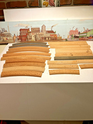(22) VINTAGE TRU-SCALE HO WOODEN ROADBED ASSORTED CURVES and STRAIGHTS ...