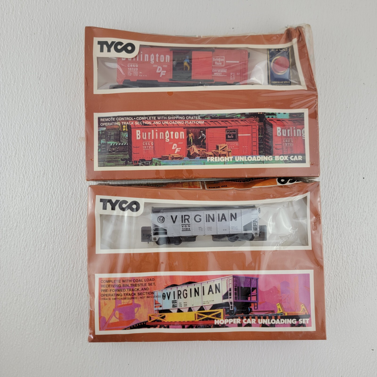 Lot of 2 TYCO HO Scale Train Set Freight Unloading Box Car Hopper Car ...