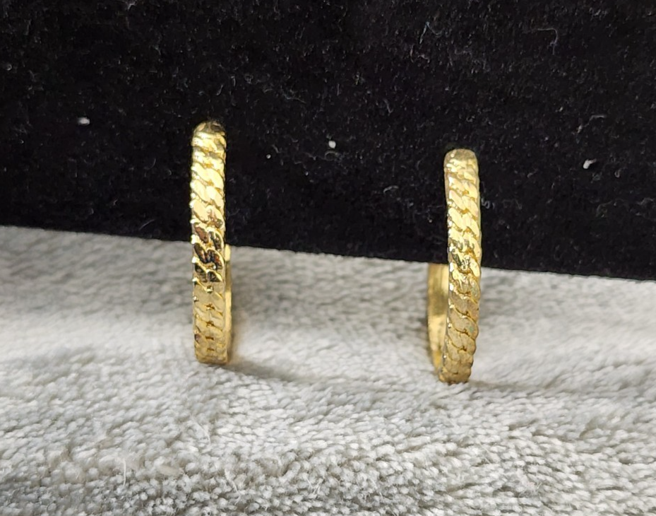 Preowned 1" Textured Loop Lightweight Gold Metal Pierced Earrings ...