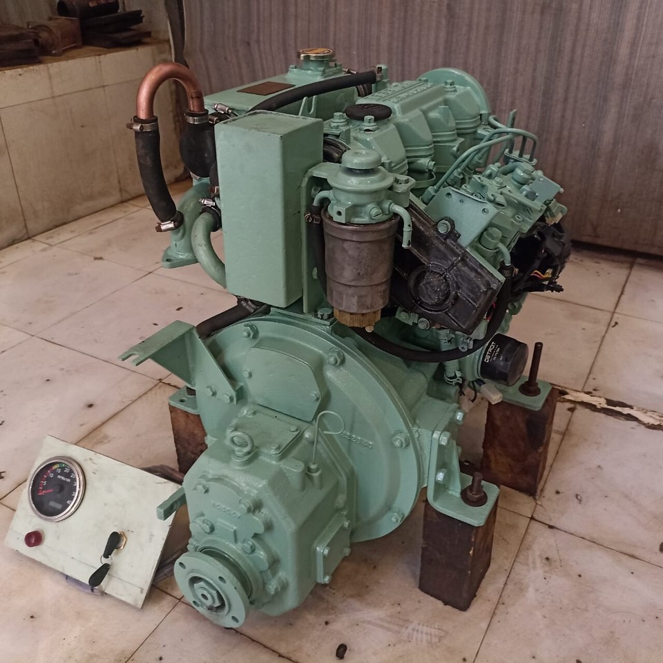 Daihatsu CLMD Inboard marine diesel engine from ship lifeboat used good ...