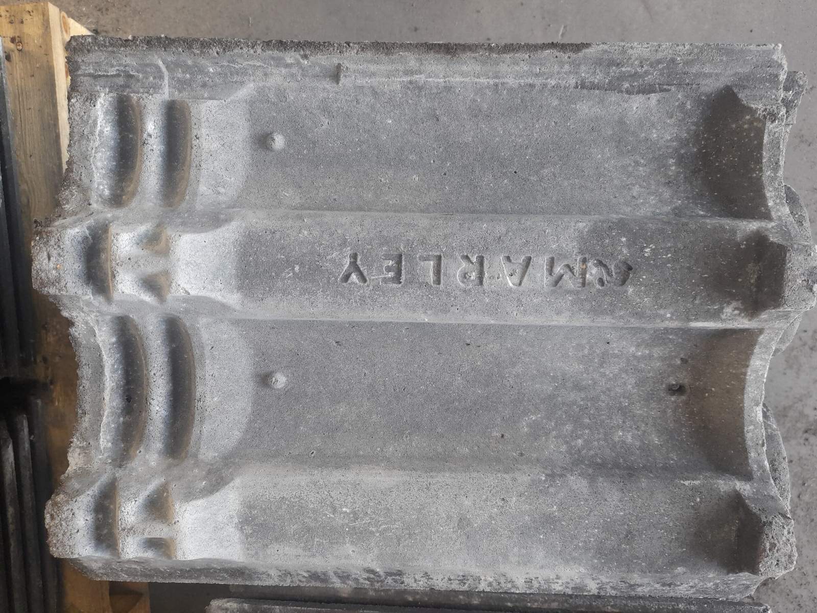 Batch of Reclaimed Grey Marley Bold Roll Concrete Roof Tiles - Per 100 ...