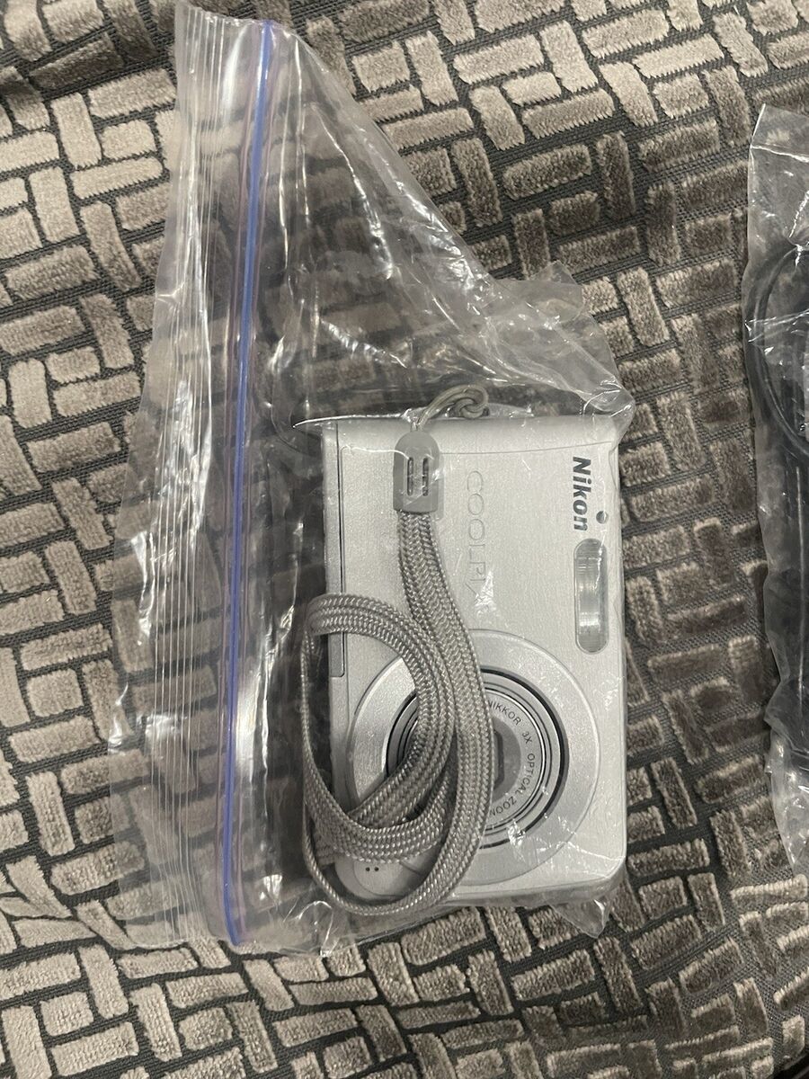 Nikon COOLPIX S202 8.0MP Digital Camera - Silver for sale Nikon COOLPIX S202 8.0MP Digital Camera - Silver for sale