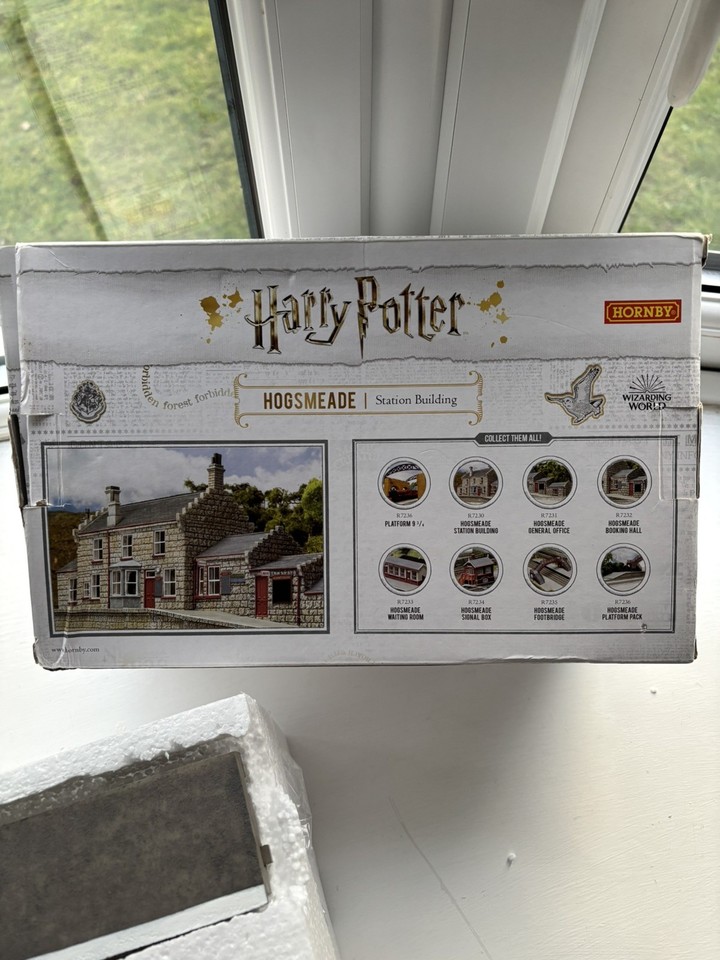 Hornby Harry Potter Hogsmeade Station Building - R7230 - Brand New ...