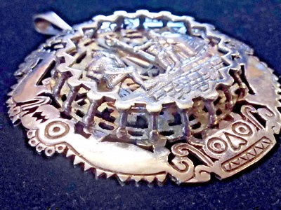 25g Vtg Arte Orfebre Peru Sterling Silver Round Carved Pin Pendant 3D ...