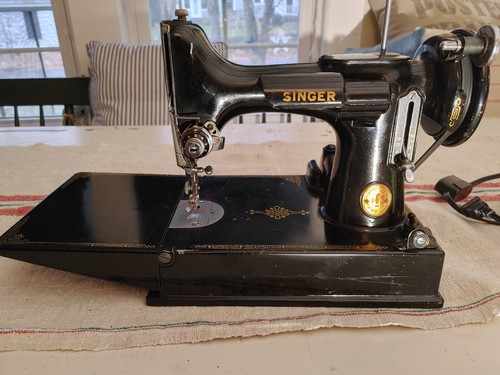 Vtg 1941 Singer Featherweight 221 Black Sewing Machine w/Case Recently ...