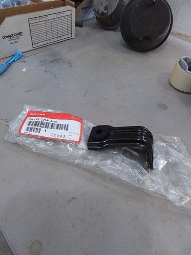 Genuine OEM Honda 74176-T7W-A00 Driver Upper Radiator Mount Bracket ...
