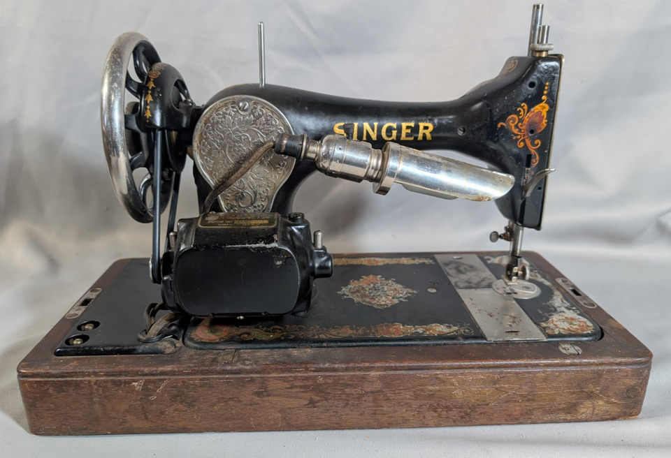 Antique 1926 Singer Sewing Machine 128 ' La Vencedora ' Knee lever ...