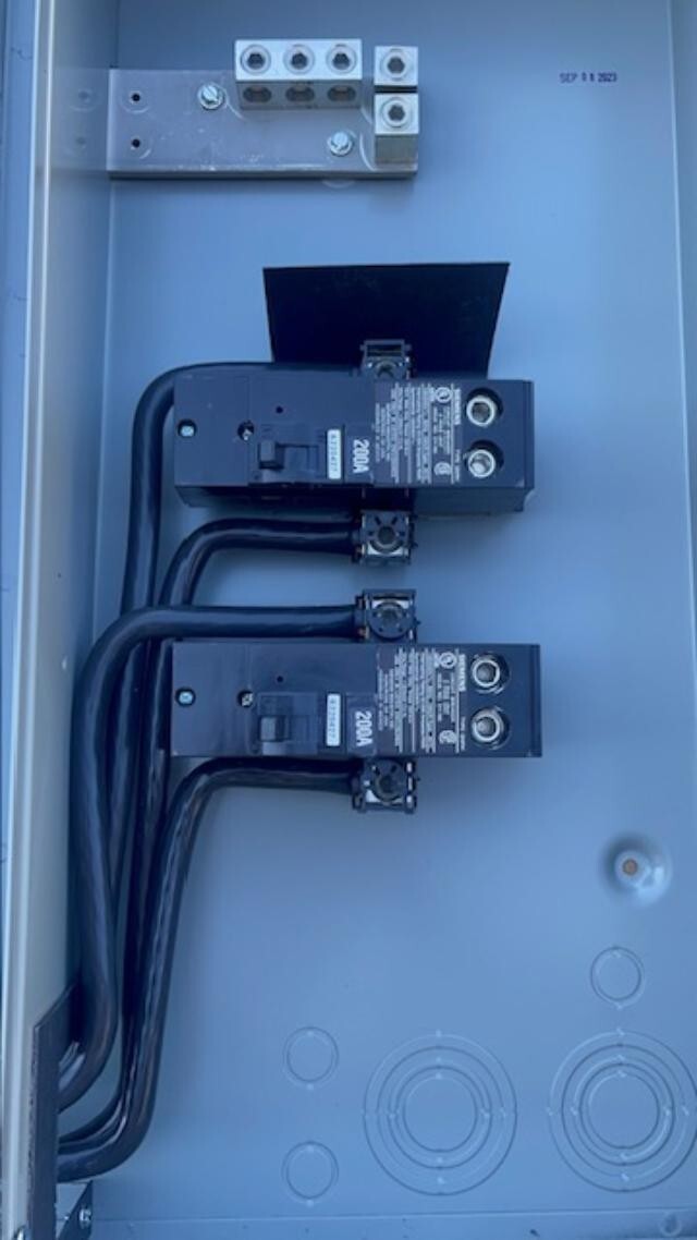 Siemens 400 Amp Meter Main with two 200A Breakers MM0404B1400RLM ...