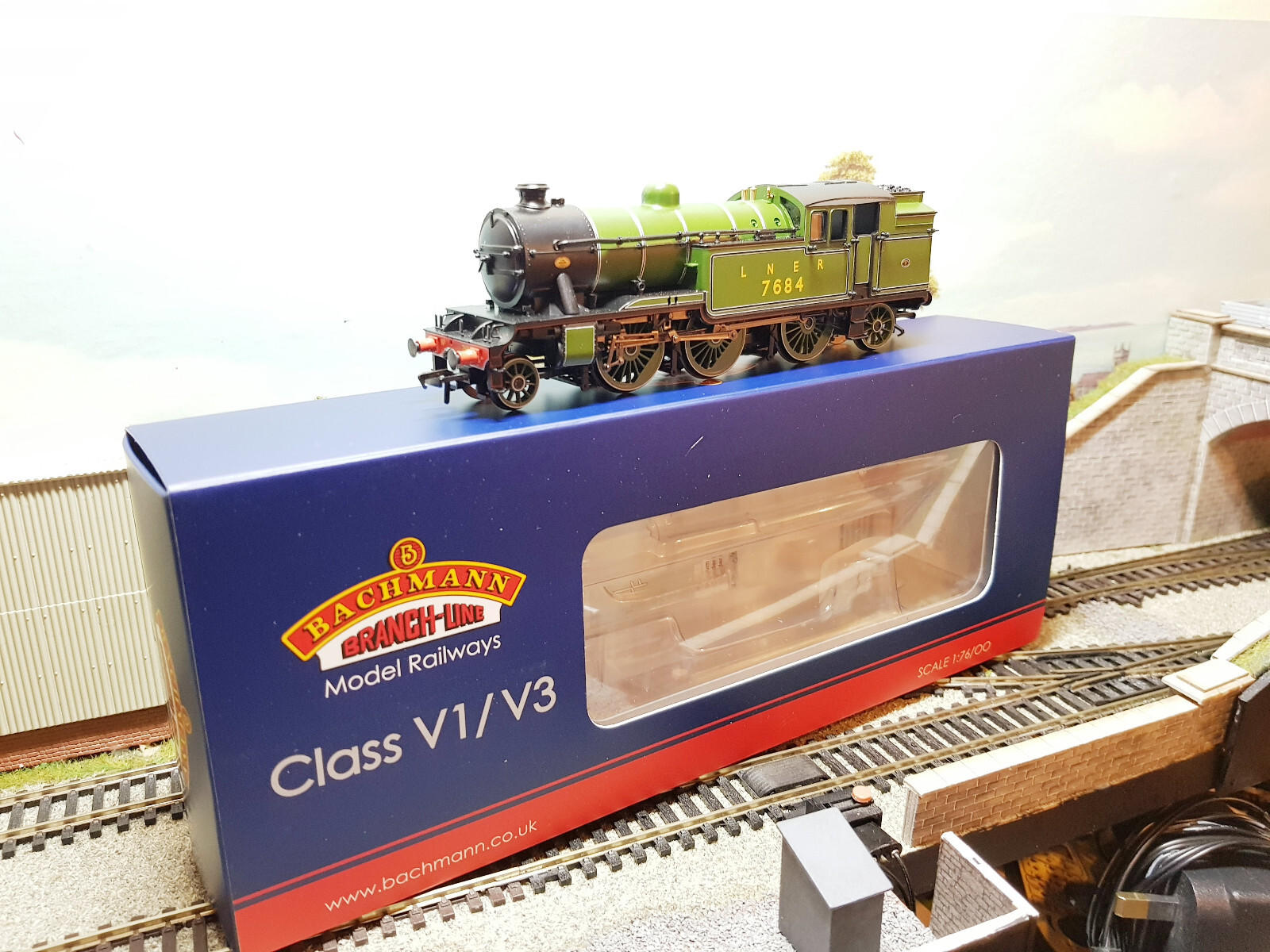 Bachmann Branchline 31-616 LNER V1 Tank 7684 LNER Lined Green (Revised ...