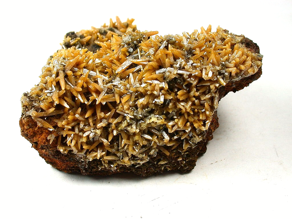 MINERALS : PYRAMIDAL WULFENITE CRYSTALS ON 2 SIDES FROM THE OJUELA MINE ...