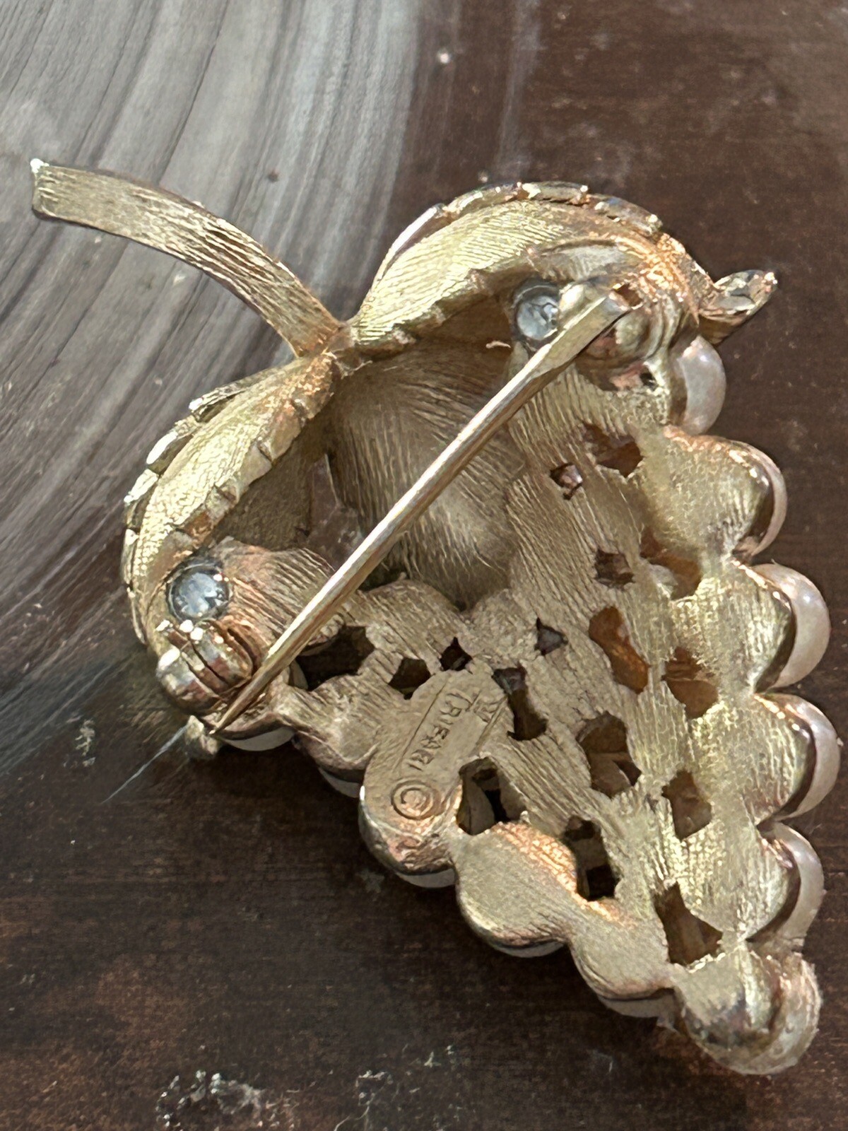 RARE VINTAGE SIGNED TRIFARI CROWN GRAPE CLUSTER BROOC… - Gem