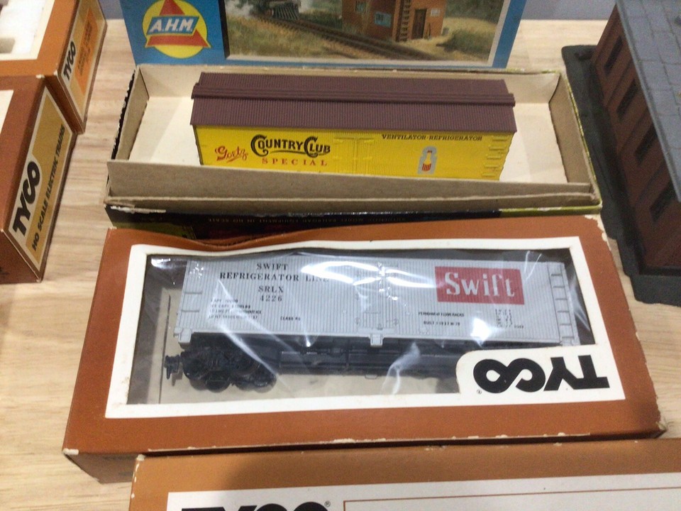 Vintage Tyco Chattanooga HO Scale Train Set, Cars, Track, Buildings ...