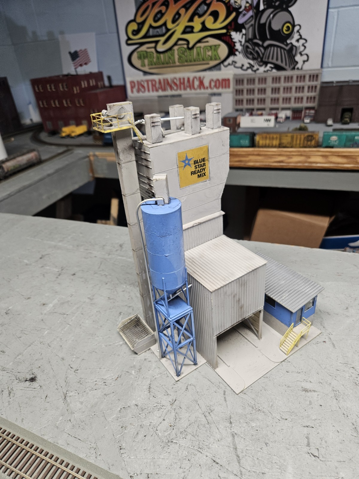 HO Scale Building Walthers Blue Star Concrete Built Painted Weathered ...