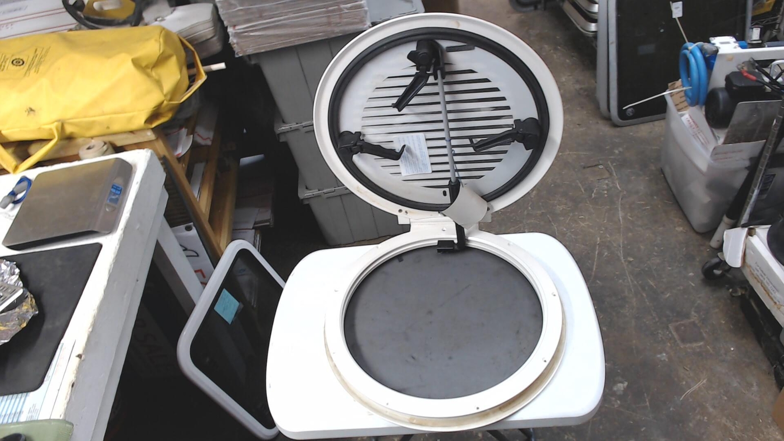 Bomar Round Hatch 18'' W/Screen | eBay