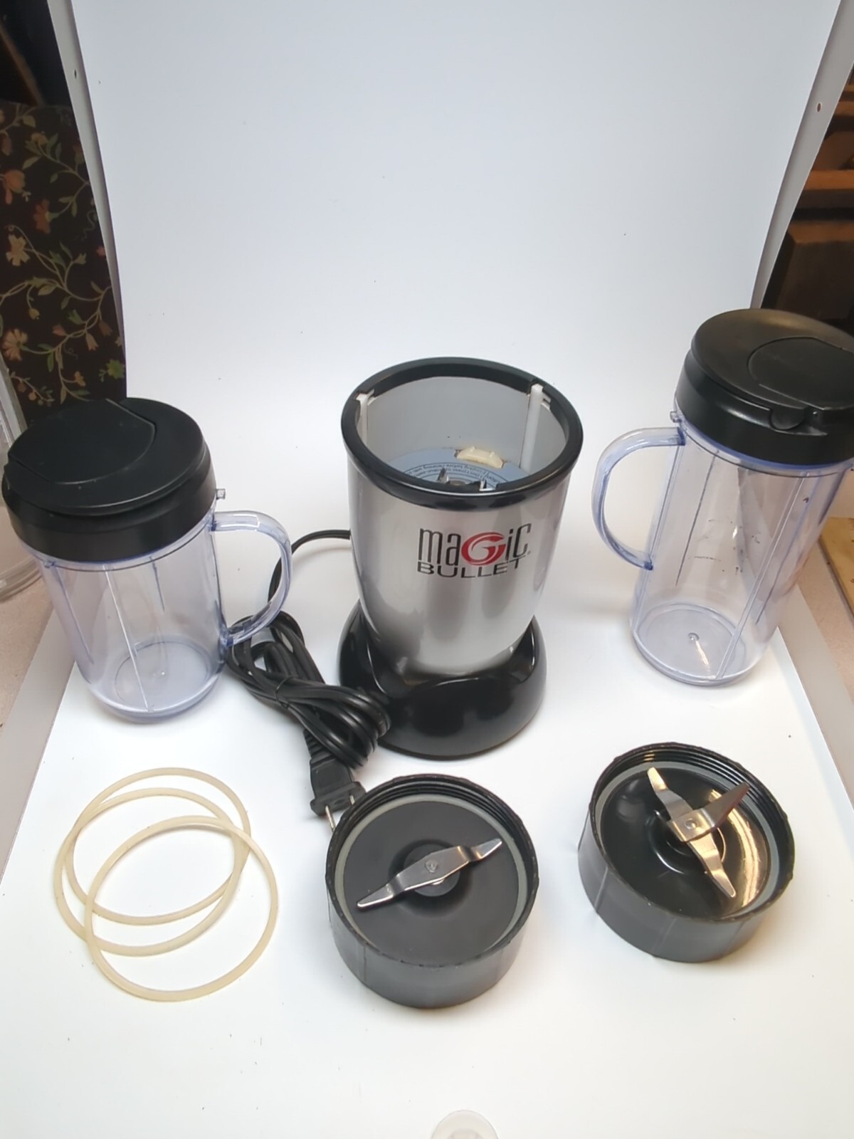 Magic Bullet MB1001 Blender Low Use 2 Containers 2 Choppers 3 Seals & 2 ...