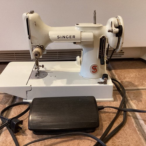 BEAUTIFUL WHITE SINGER FEATHERWEIGHT 221K SEWING MACHINE NO CASE RED S ...