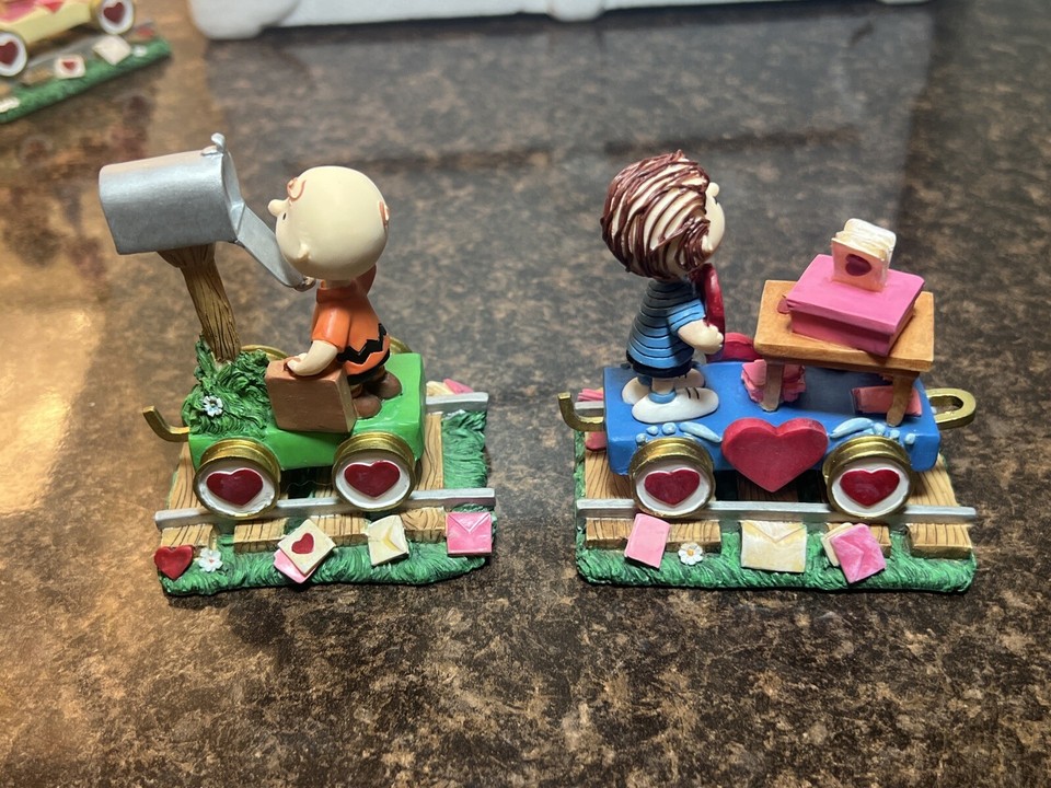 Danbury Mint Peanuts Valentine Express Train Set of 5 Snoopy Charlie ...