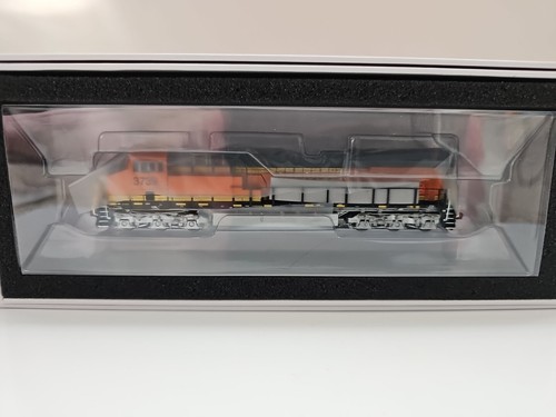 Scaletrains SXT33630 GE ET44 BNSF/Heritage III #3739 N Scale ESU ...