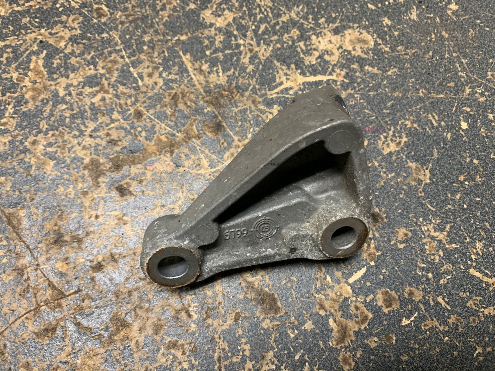 05-14 VW Volkswagen Jetta Rabbit Golf 2.5L 2.5 engine mount bracket 07k ...