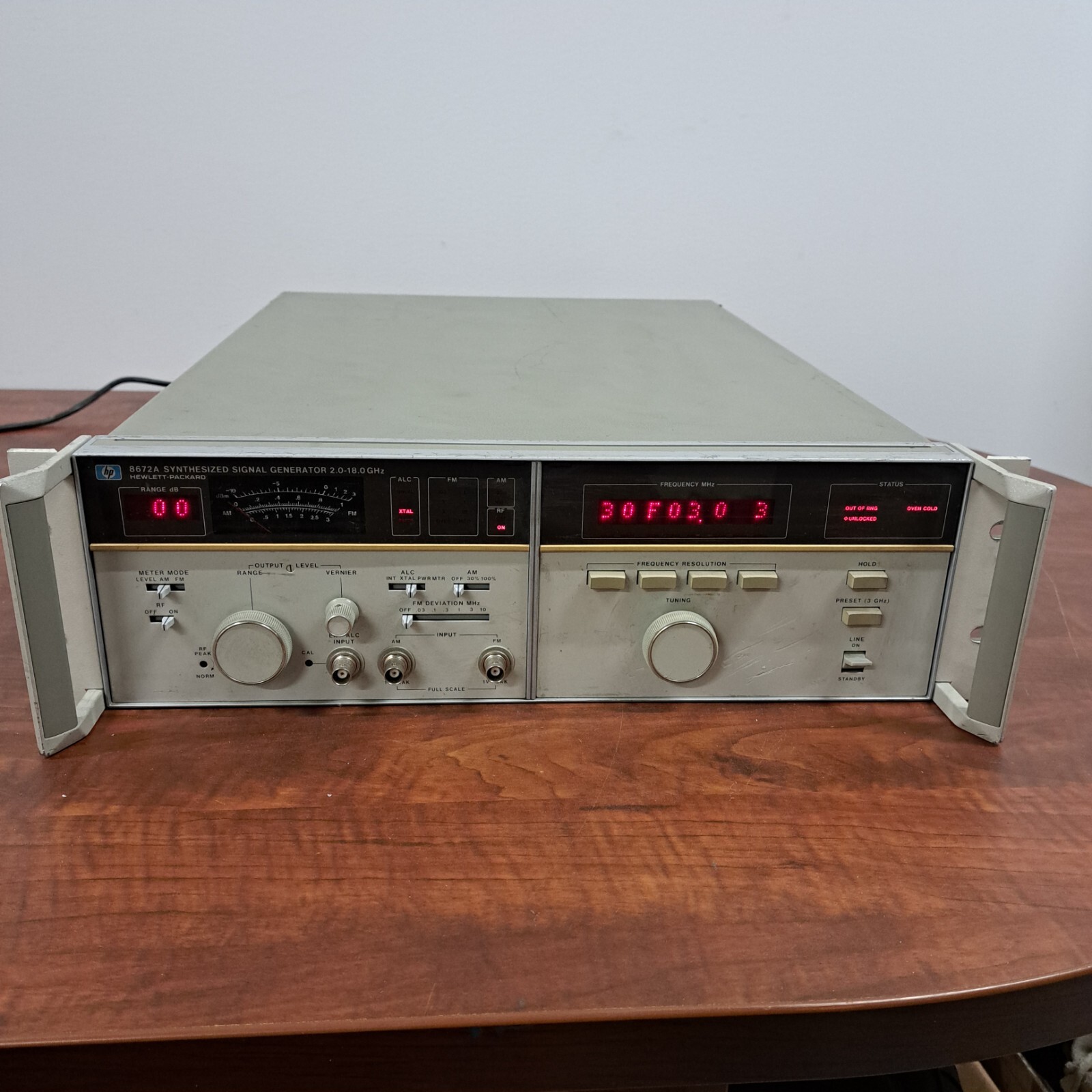 HP 8672A Synthesized Signal Generator 2-18GHz OPT 004 | eBay