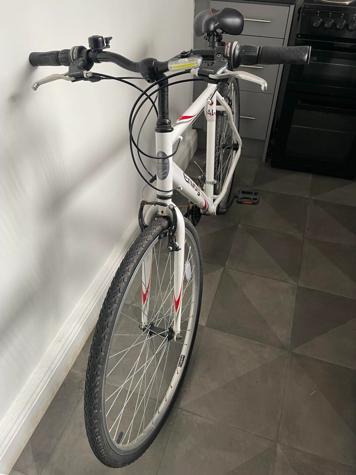 Apollo Envoy Hybrid Men's 21 inch Bike with Weather Cover, Locks, and ...