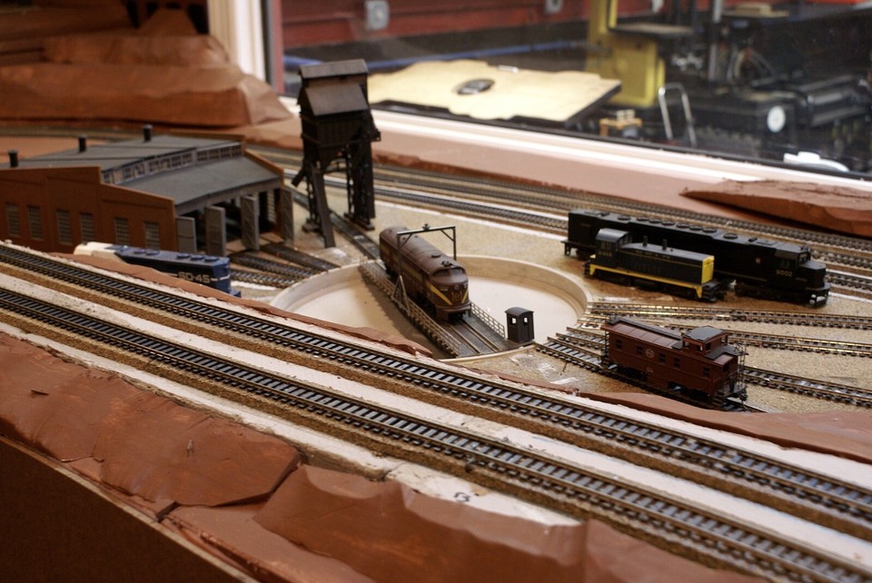 HO Modular TRAIN LAYOUT 13x20ft - Professionally built with complete ...