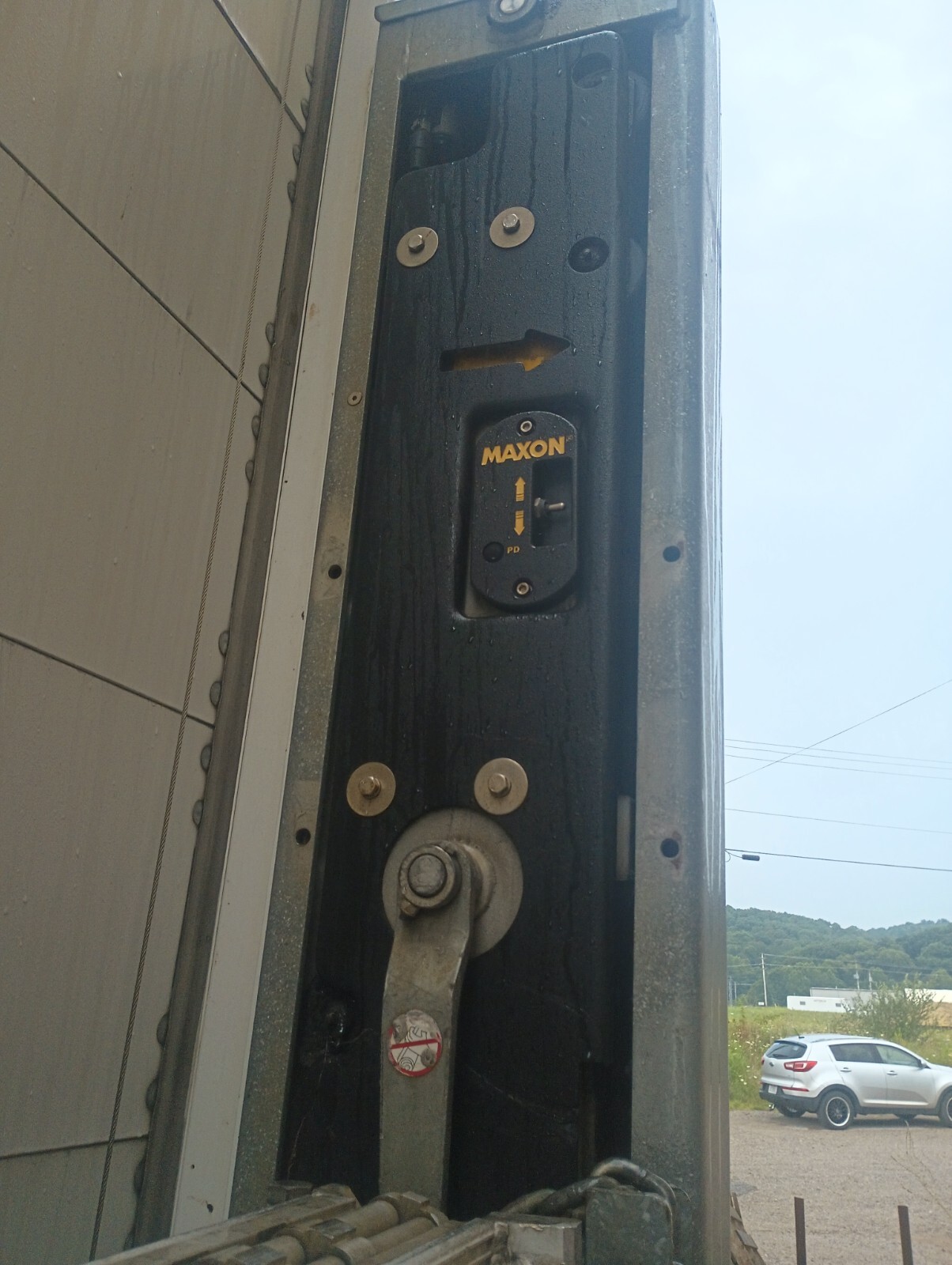 Supreme Corp. 22 Foot Box with Maxon BMR Columnlift™ 4400 lb Capacity ...