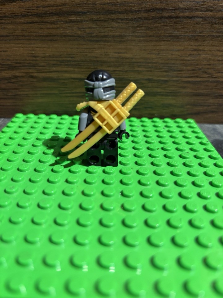 LEGO NINJA MINIFIGURE NINJAGO GOLD SWORDS SILVER MASK NINJAGO CITY ...