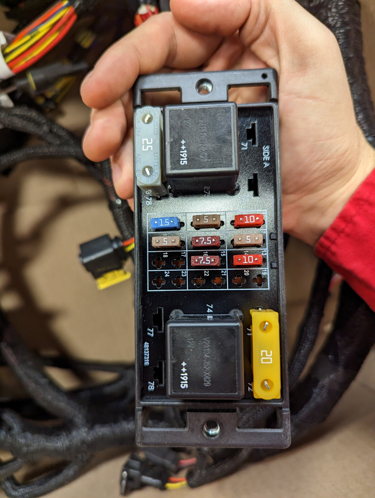 48038089 ENGINE HARNESS + FUSE BOX & RELAY CASE 580SN/580N ENGINE ...