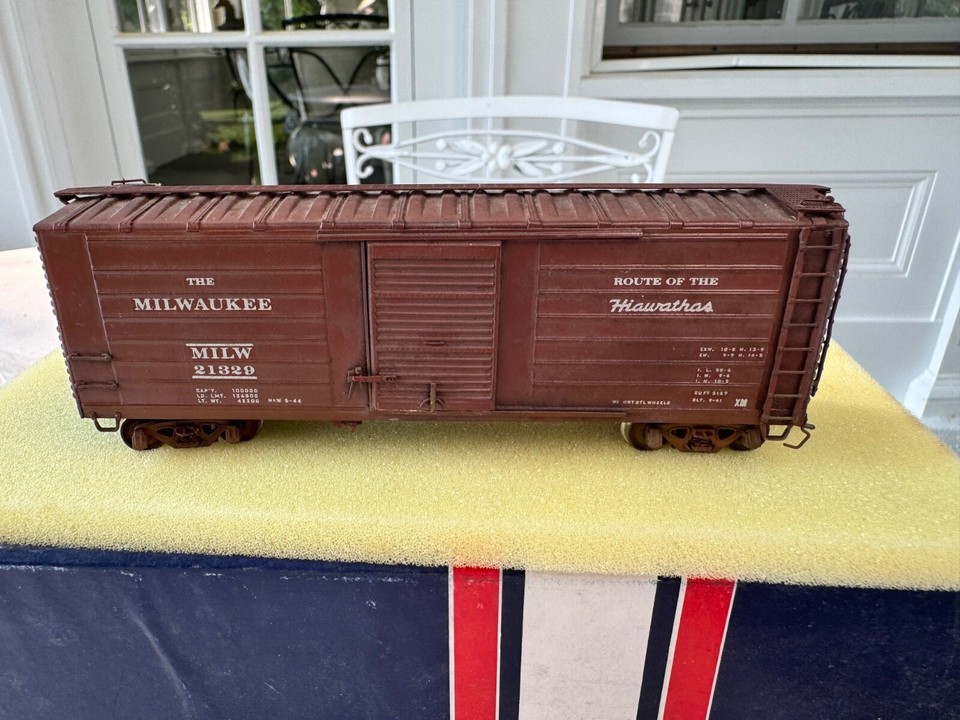 HO scale NJ Int'l Milwaukee Road Ribbed Box Car, Painted | eBay