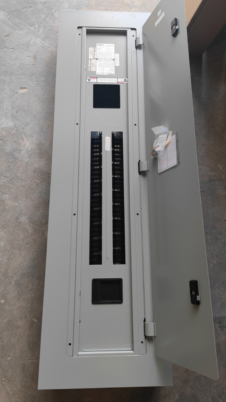 SIEMENS 400 AMP PANELBOARD 480 277 V MLO 3PH 4W 54 Cir with Enclosure ...