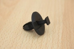 WINDSCREEN SCUTTLE / FINISHER RETAINER CLIP - Jaguar X-Type / XJ X350 ...