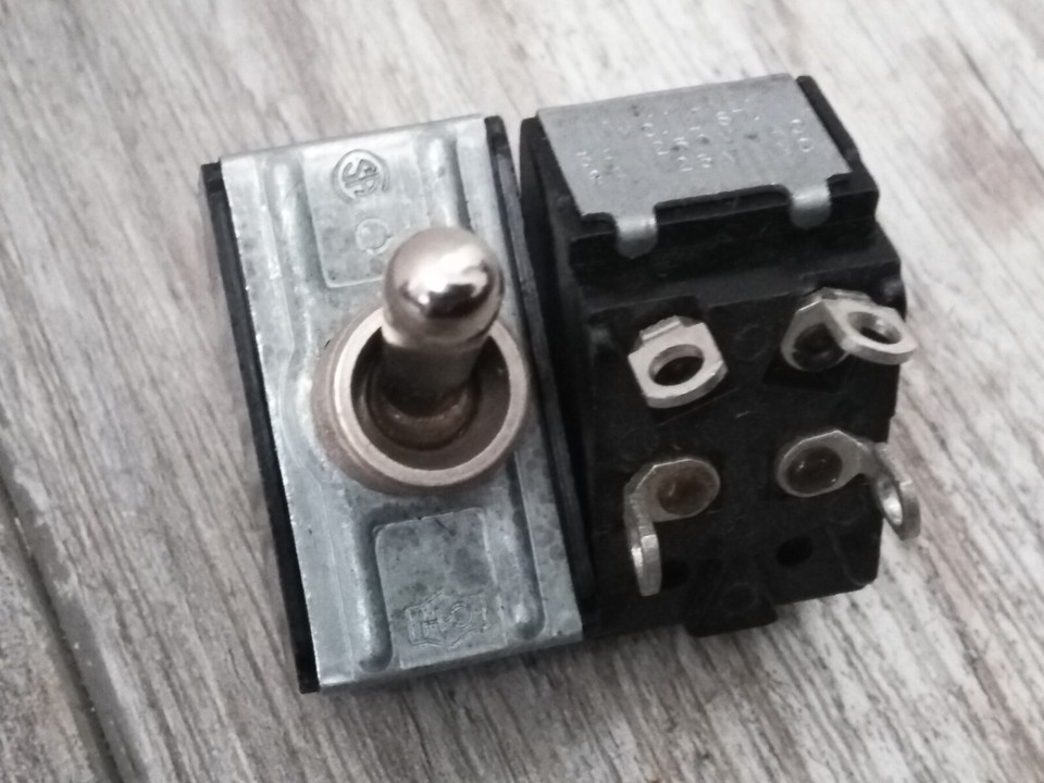 UND LAB INC. LIST TOGGLE SWITCH 3A 250V A/C - 6A 125V A/C 2.5 A L (2PK ...