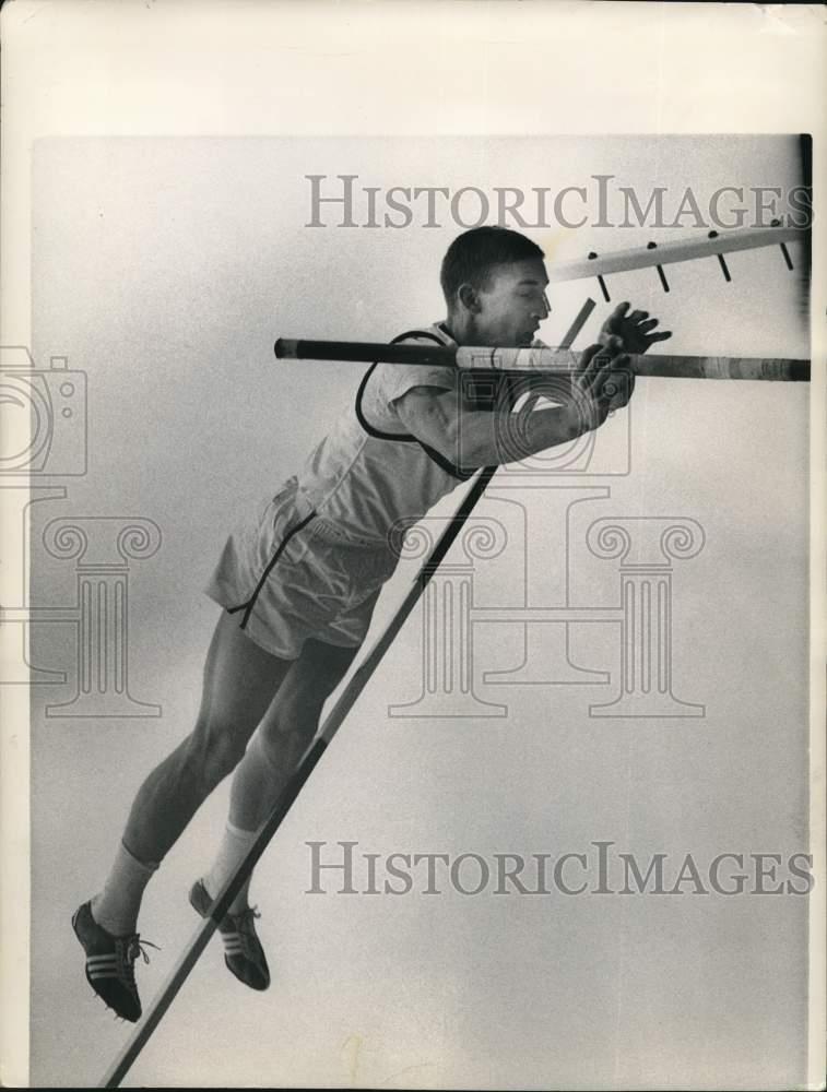 1963 Press Photo University of Washington pole vaulter Brian Sternberg ...