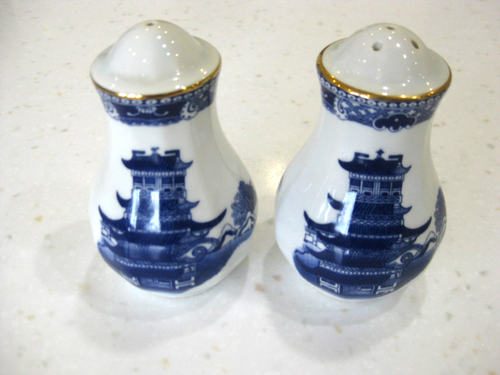 Ringtons Salt & Pepper Pots Willow Pattern produced by Wade 3.5 inches ...